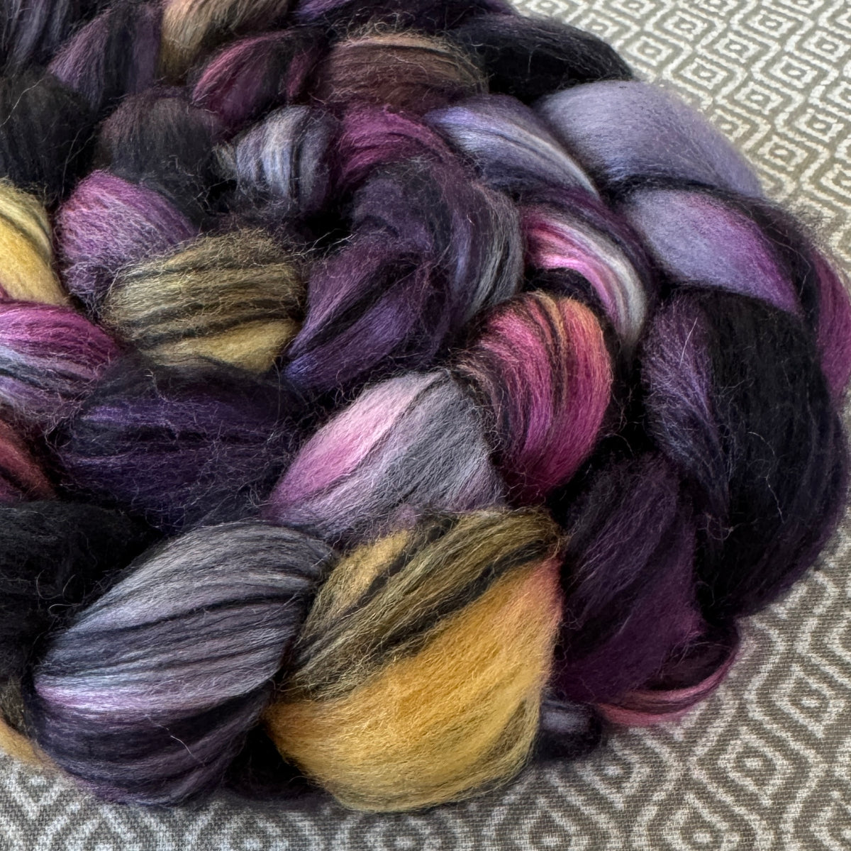 Polwarth Black Bamboo Silk Roving - Gladiolus – Greenwood Fiberworks